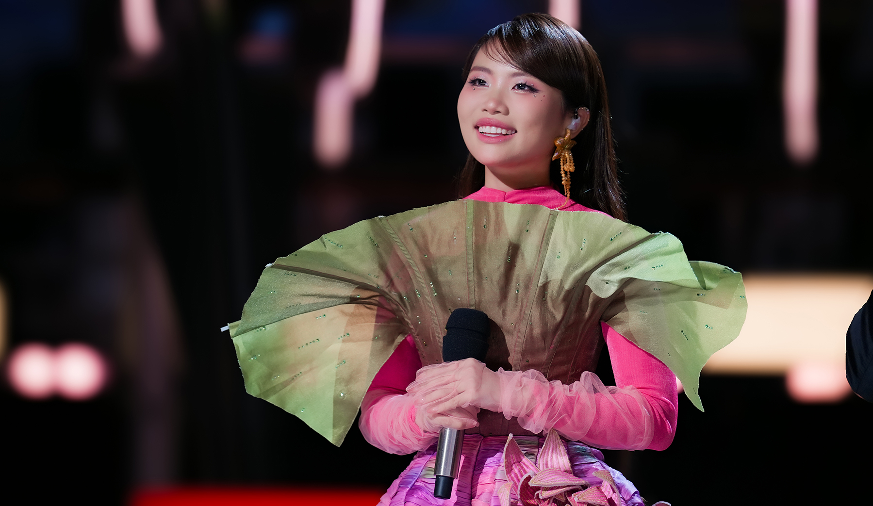 Phương Mỹ Chi chiến thắng tứ kết 'Sing! Asia'