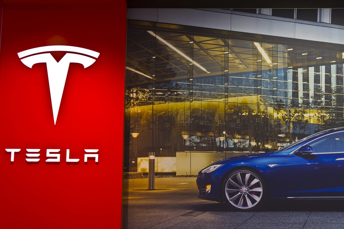Tesla With 225,000 Miles Still Goes the Distance — Almost as Efficient ...