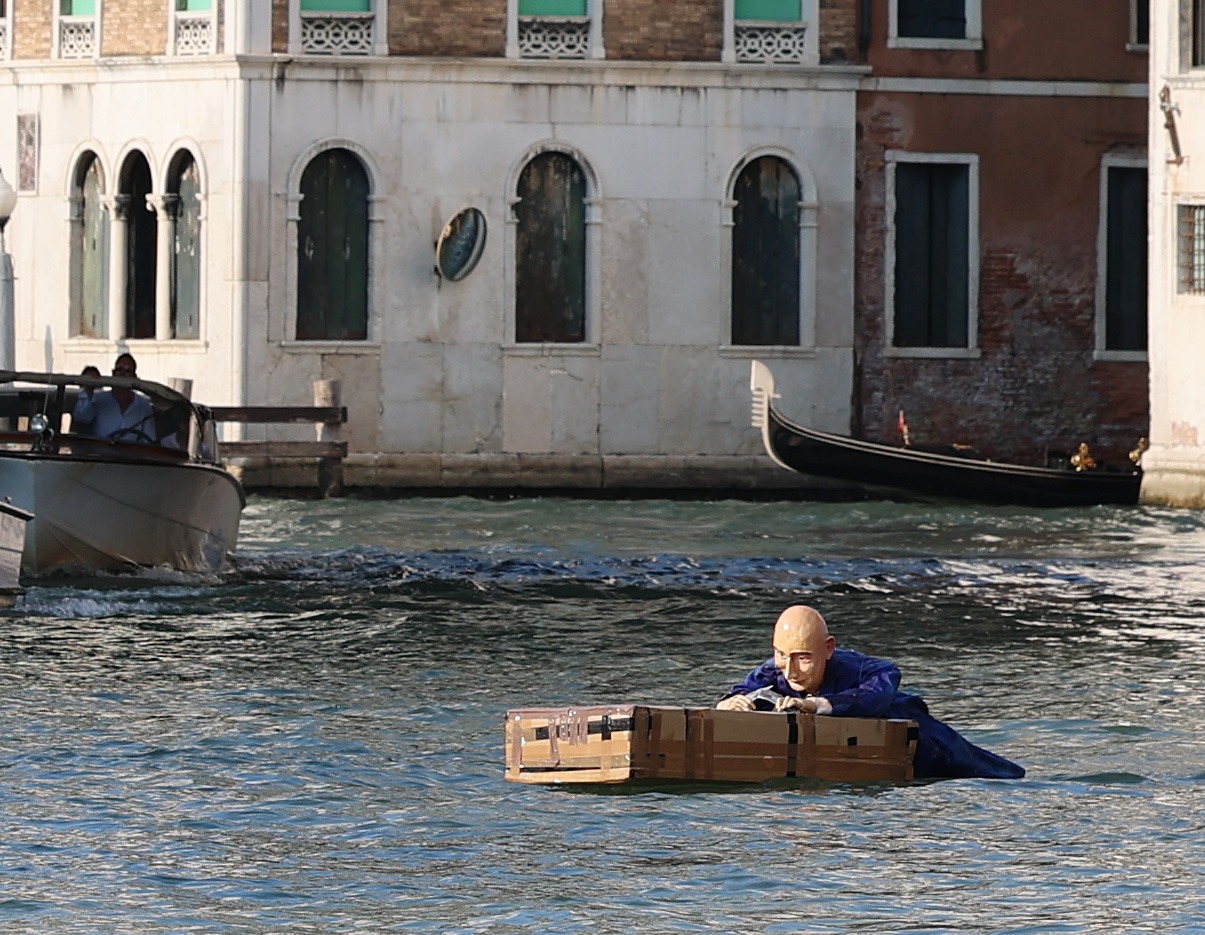 Creepy Bezos mannequins spotted in Venice protest