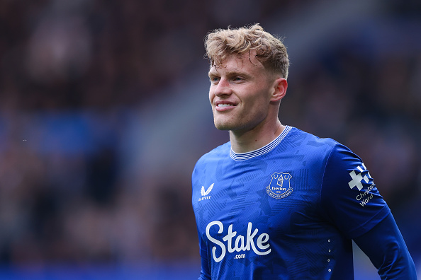 £70m Everton star reacts to Chelsea & Man Utd interest