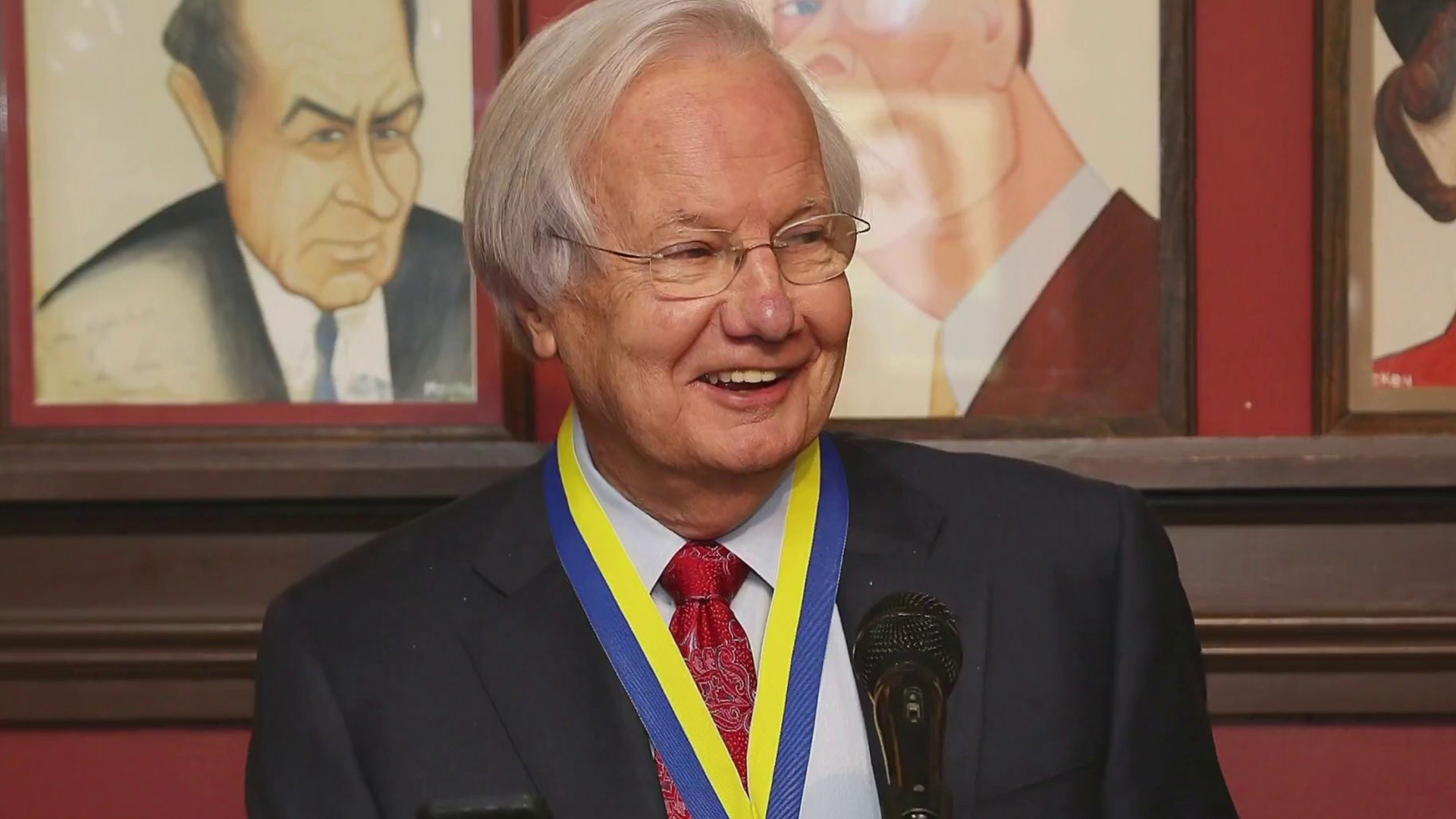 Bill Moyers, Former Press Secretary and TV Journalist, Dies at 91
