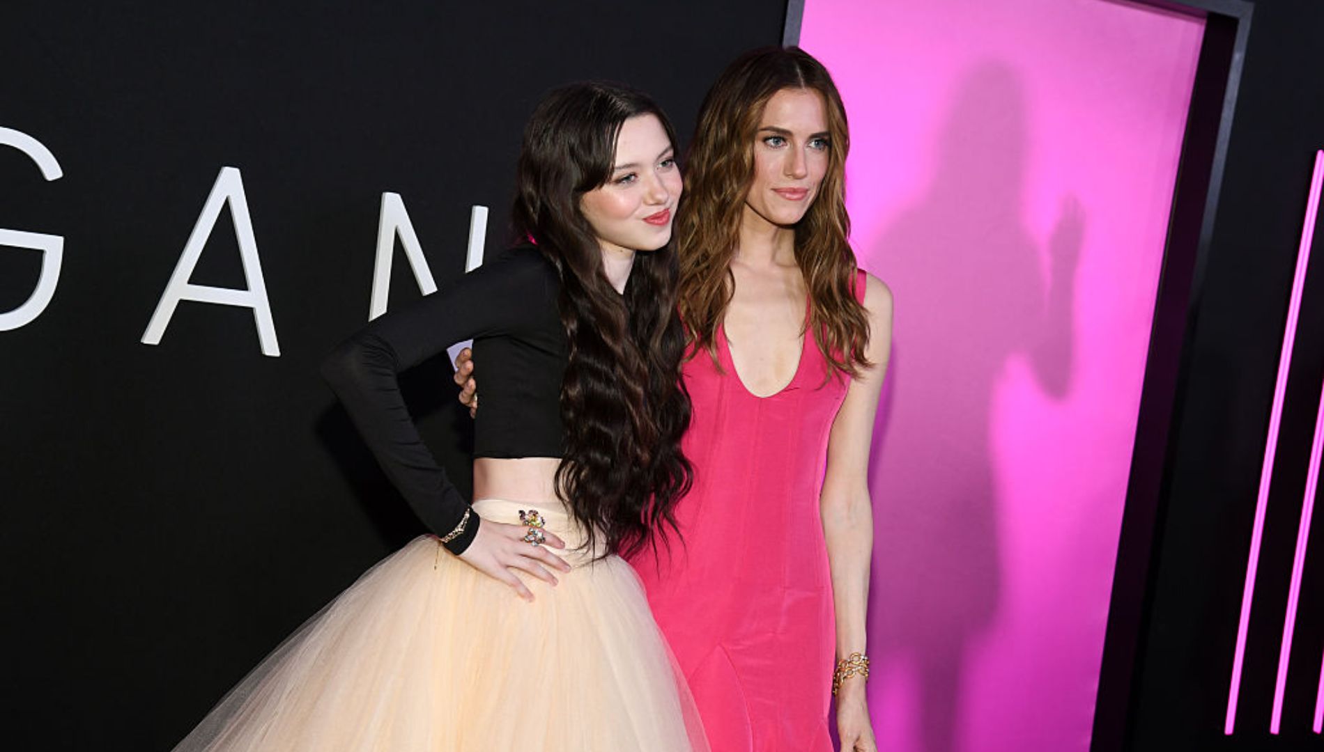Violet McGraw et la robe rose d’Allison Williams ont rayonné sur le ...