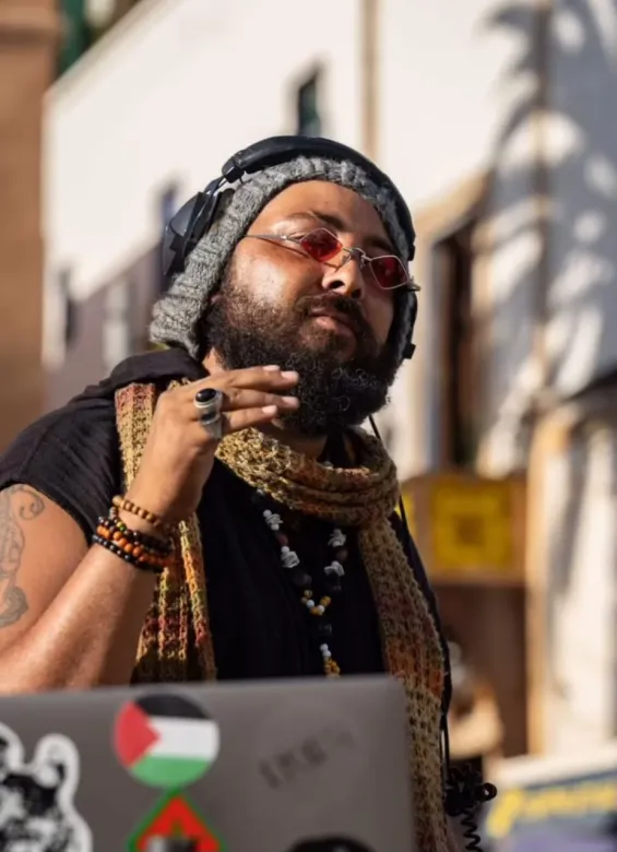 Abderrahman Elebbar, the «People’s DJ» redefining street music in Essaouira