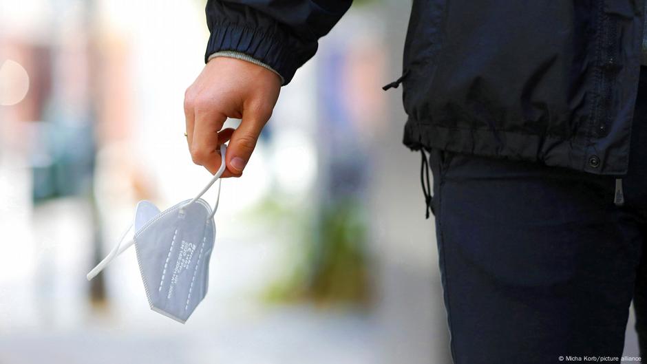 Σκάνδαλο η προμήθεια σχεδόν 6 δις μασκών για 6 δις ευρώ;