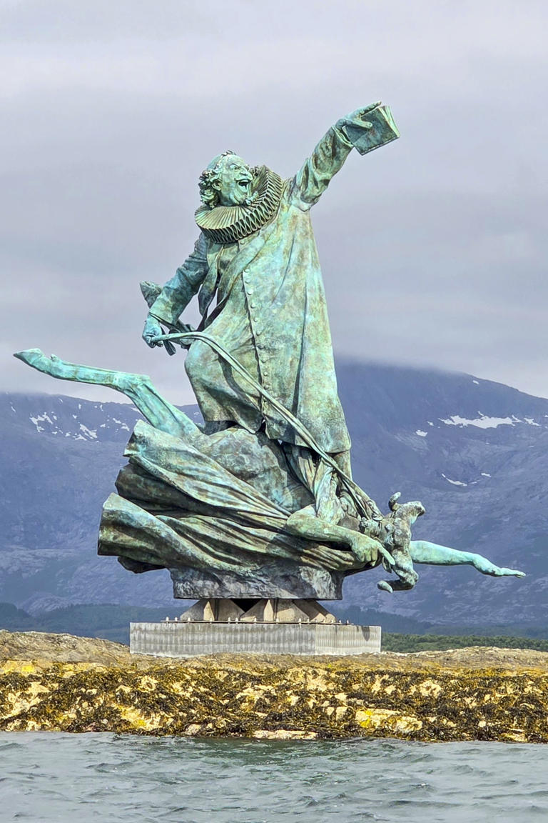 Ti meter høy Petter Dass-statue avduket på Helgelandskysten