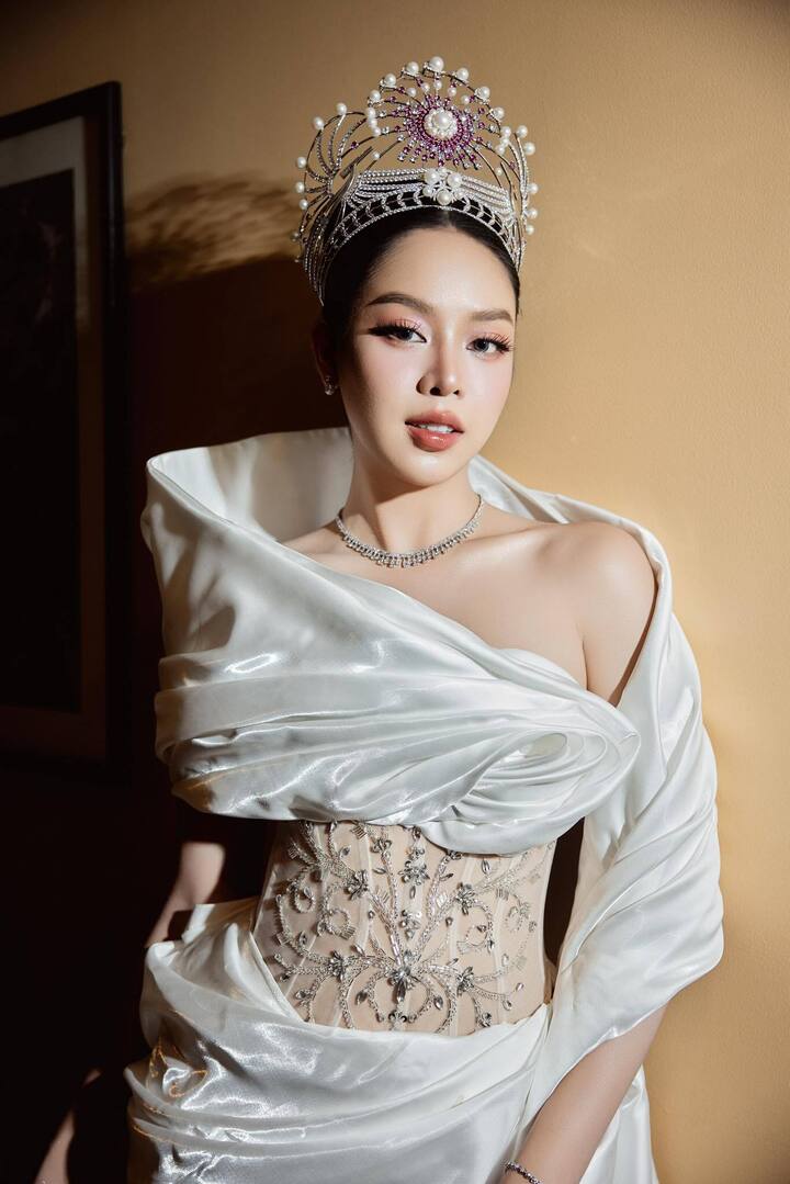 Nam ca sỹ được đồn đang hẹn hò Hoa hậu Thanh Thuỷ là ai?