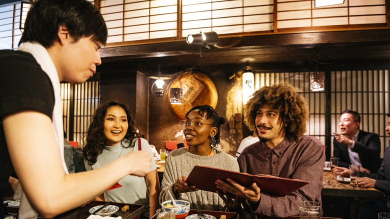 10 Mistakes To Avoid When Ordering Food In Japan