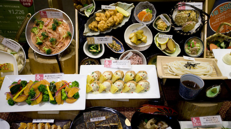 10 Mistakes To Avoid When Ordering Food In Japan