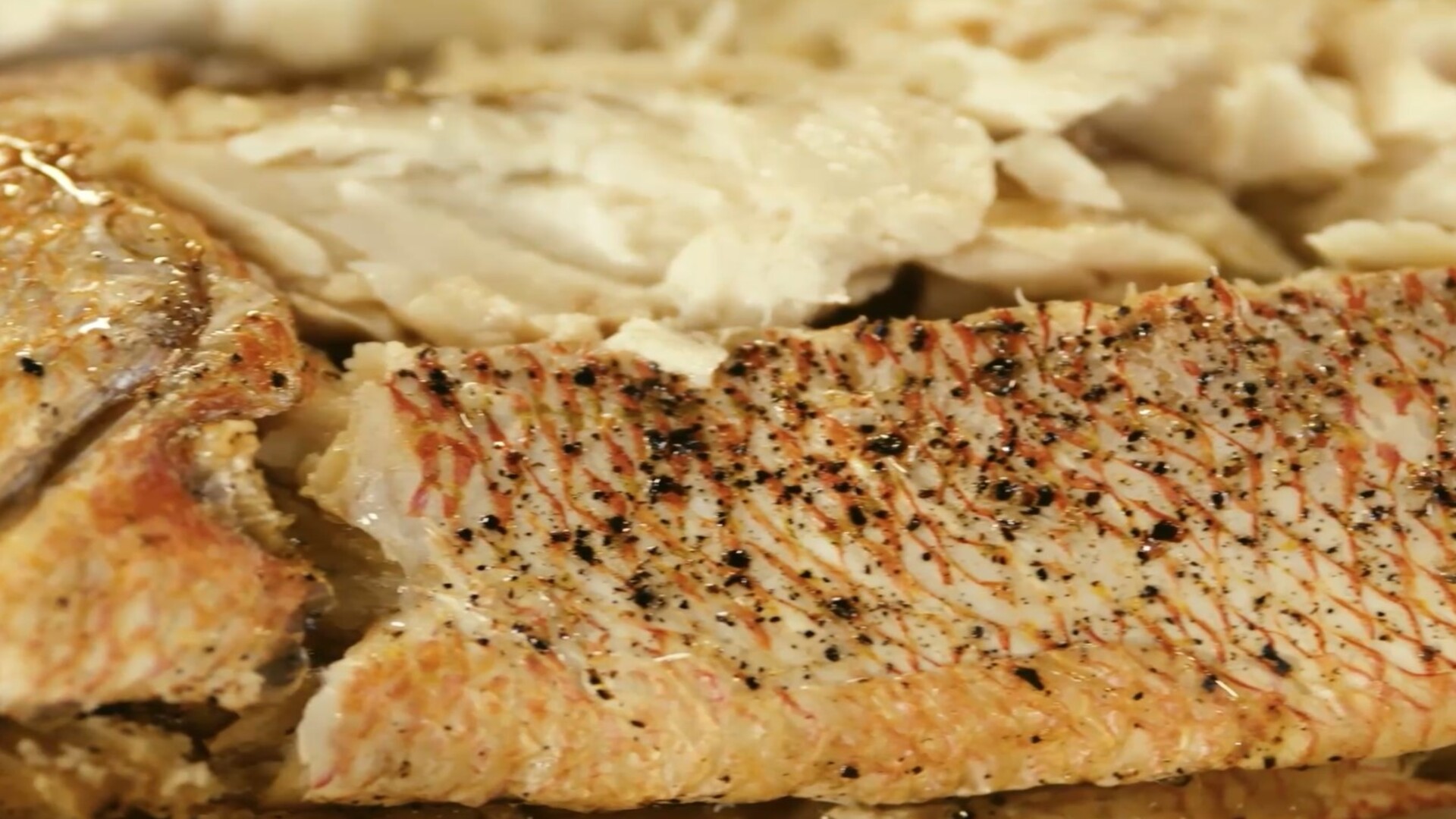 Impressionante peixe assado em crosta de sal, tenro, húmido e ...