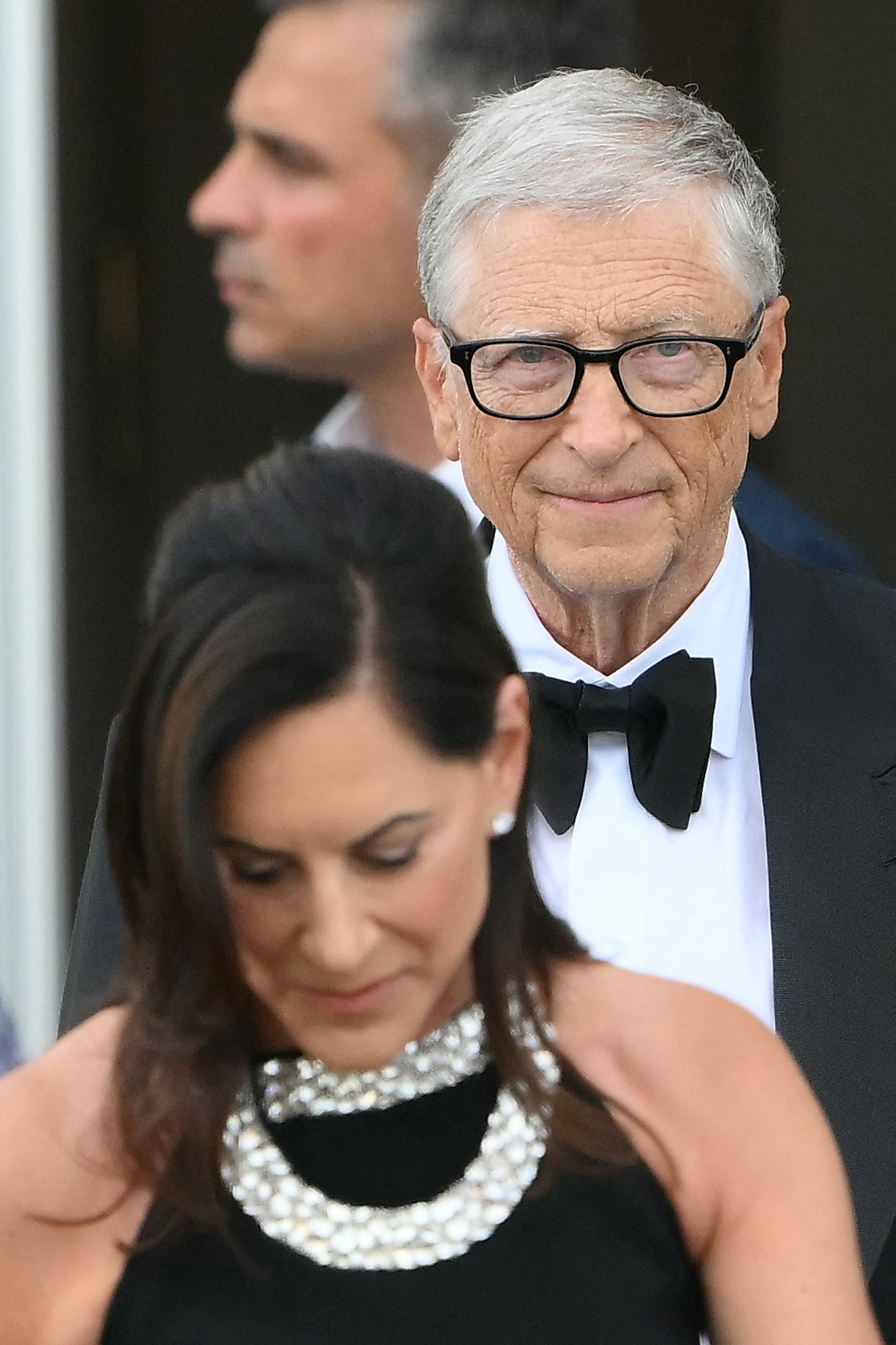 Bezos and Sánchez emerge for grand finale party as protests erupt in ...