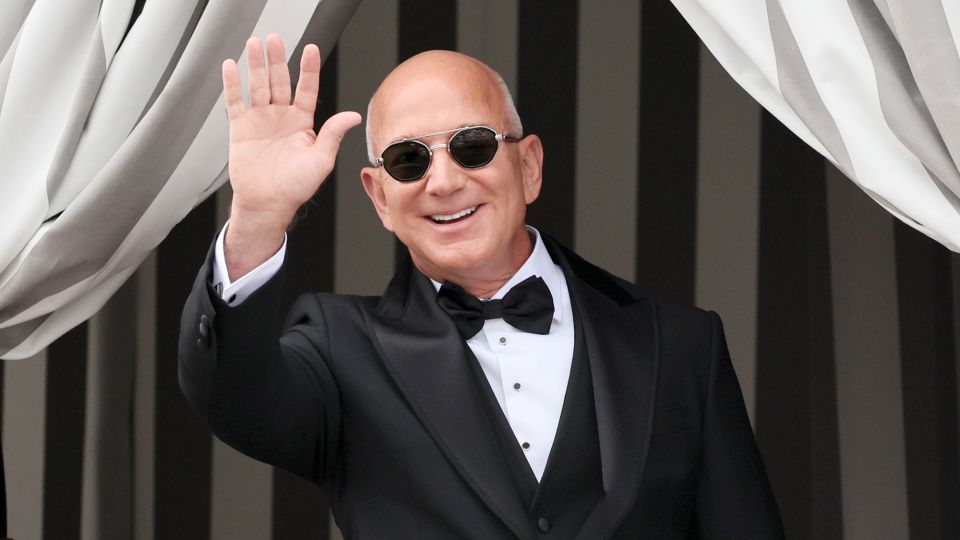 At the Bezos-Sanchez wedding: Bride, groom and VIP guests gather on San ...