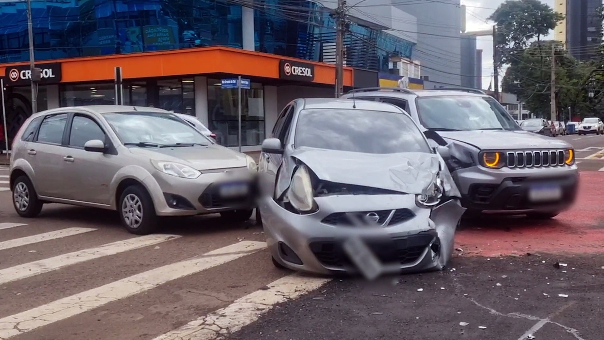 Acidente entre três veículos interdita parcialmente cruzamento no ...