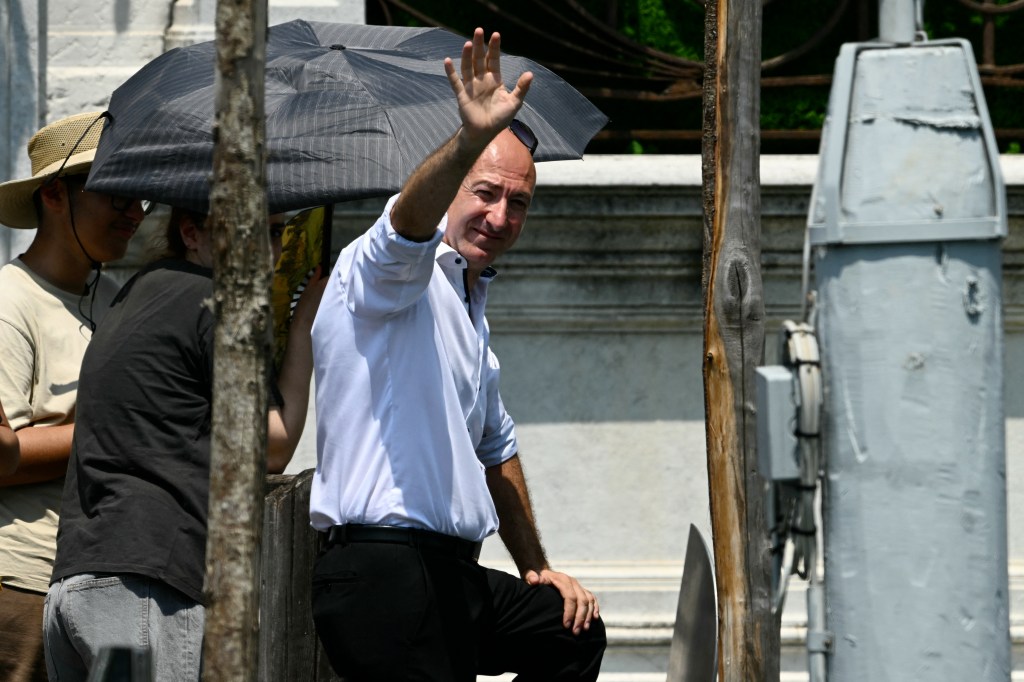 ‘Jeff Bezos from Temu’ tricks fans in Venice ahead of celeb-studded wedding