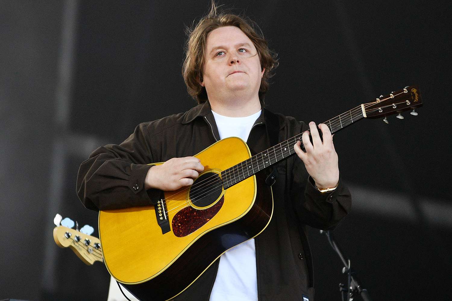 Lewis Capaldi Surprises Glastonbury Crowd 2 Years After He Struggled to ...