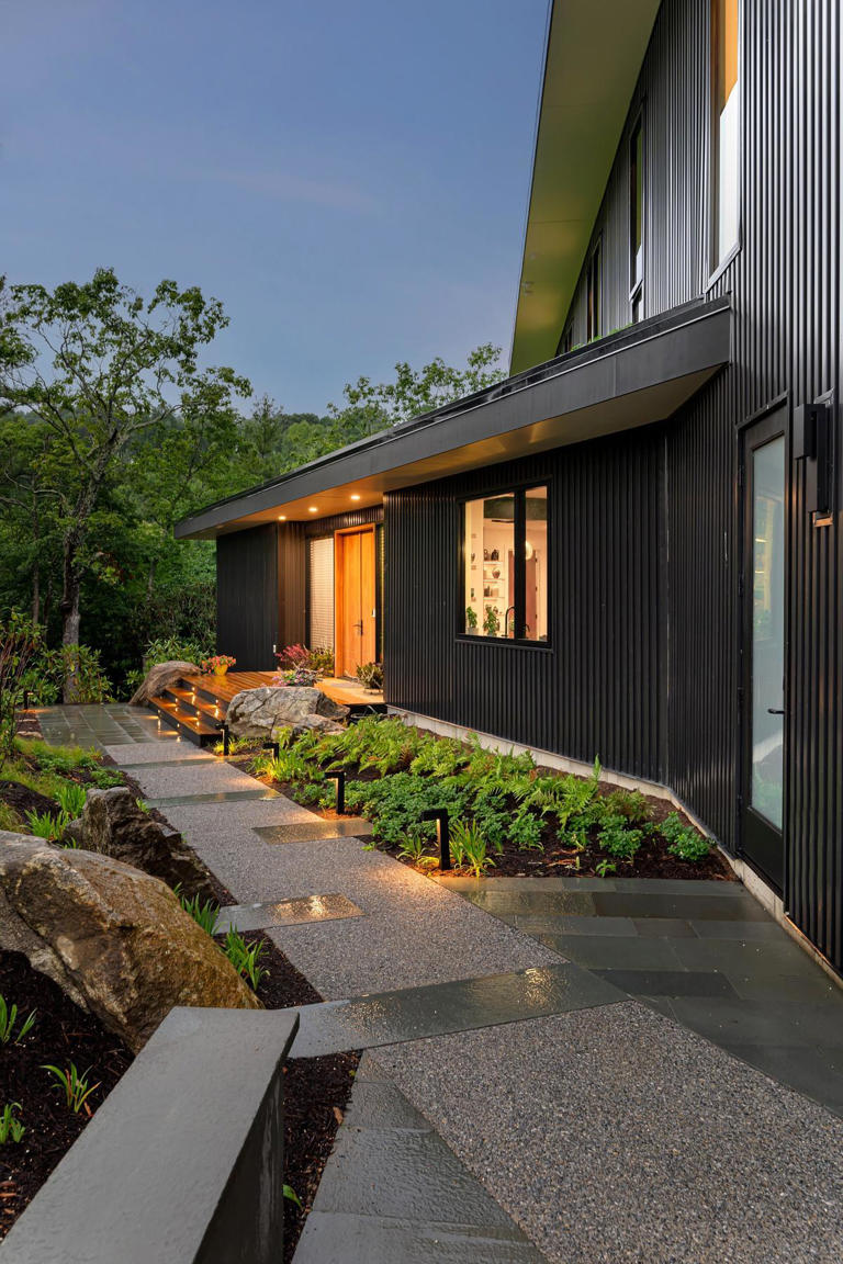 5 tricks to make your garden lighting feel layered