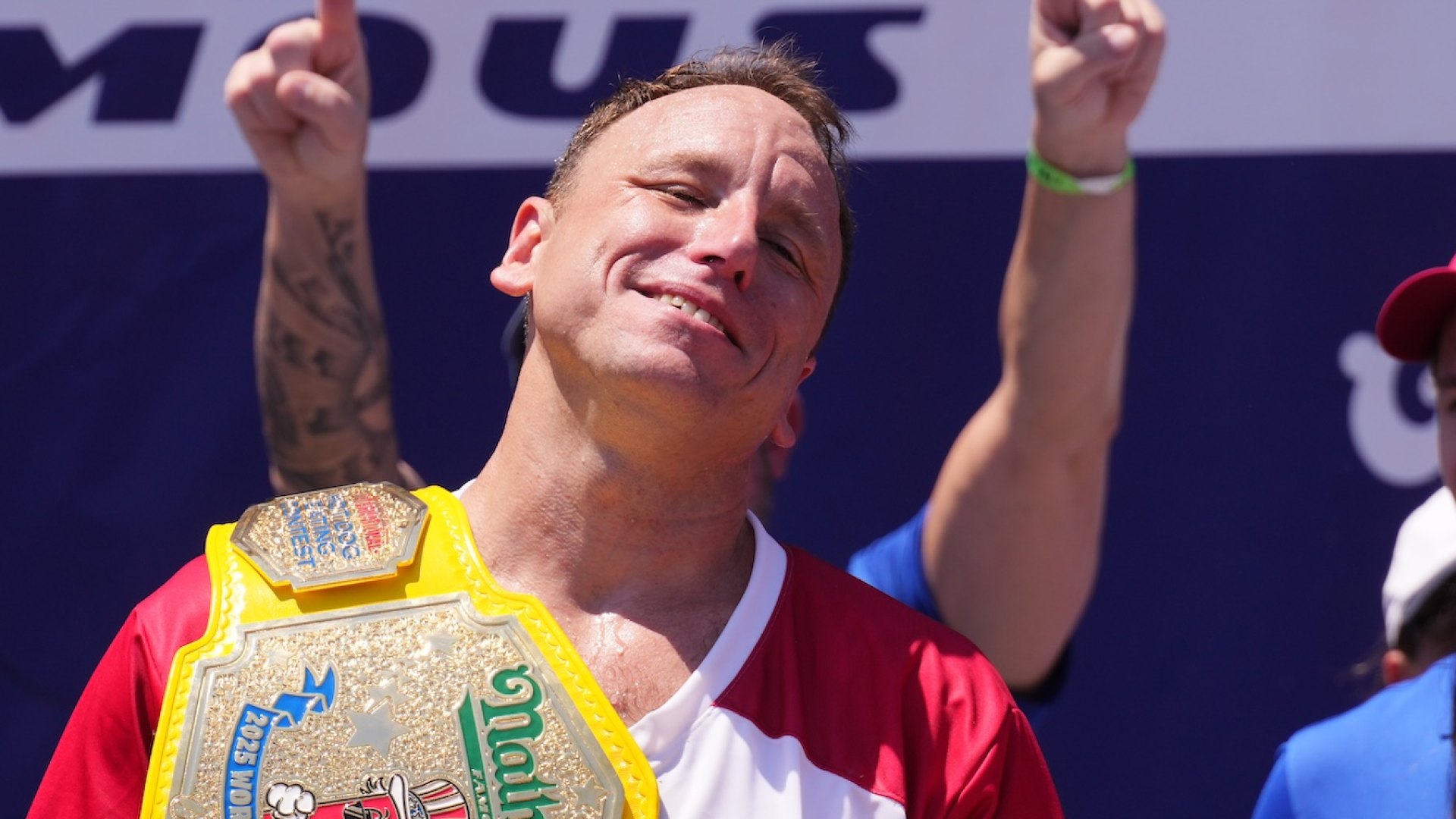 Joey Chestnut regresa y domina el concurso de comer perros calientes de ...