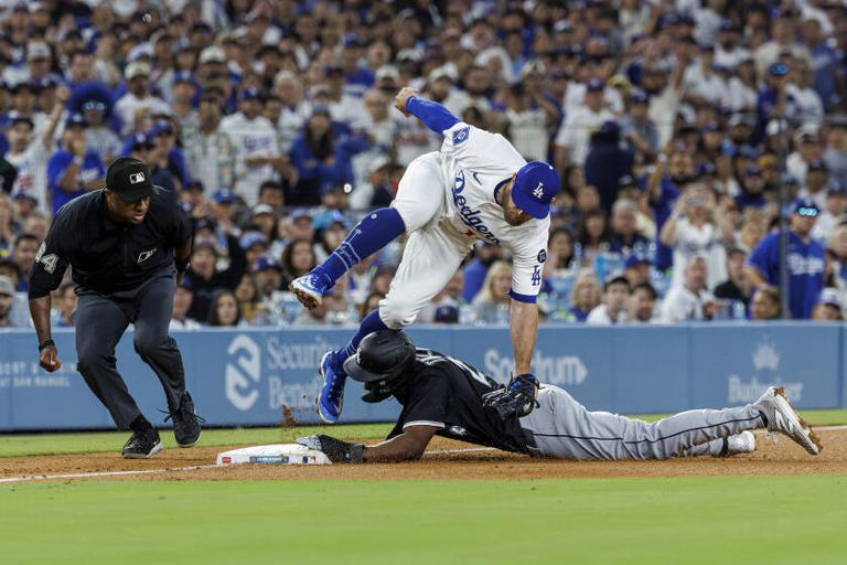 With Max Muncy expected back from knee injury, Dodgers stick with trade deadline plans