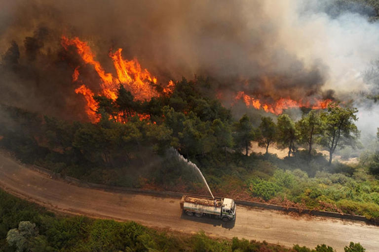 Syria: Residential areas evacuated by rescuers amid major forest fires