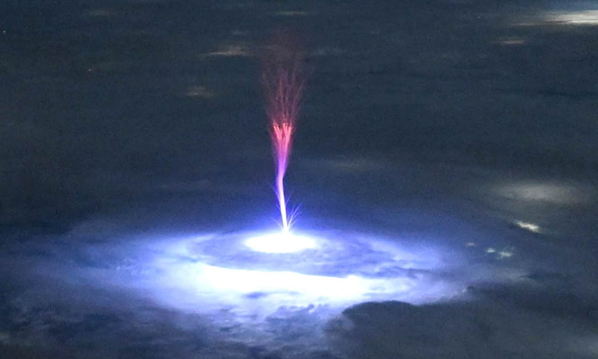 Now that's a sprite for sore eyes! Nasa astronaut captures rare ...