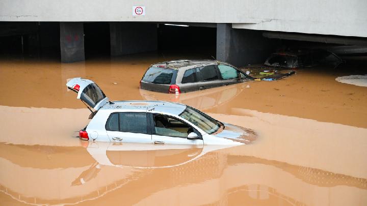 Banjir Bandang Terjang Dekat Mekkah akibat Hujan Deras Berhari-hari