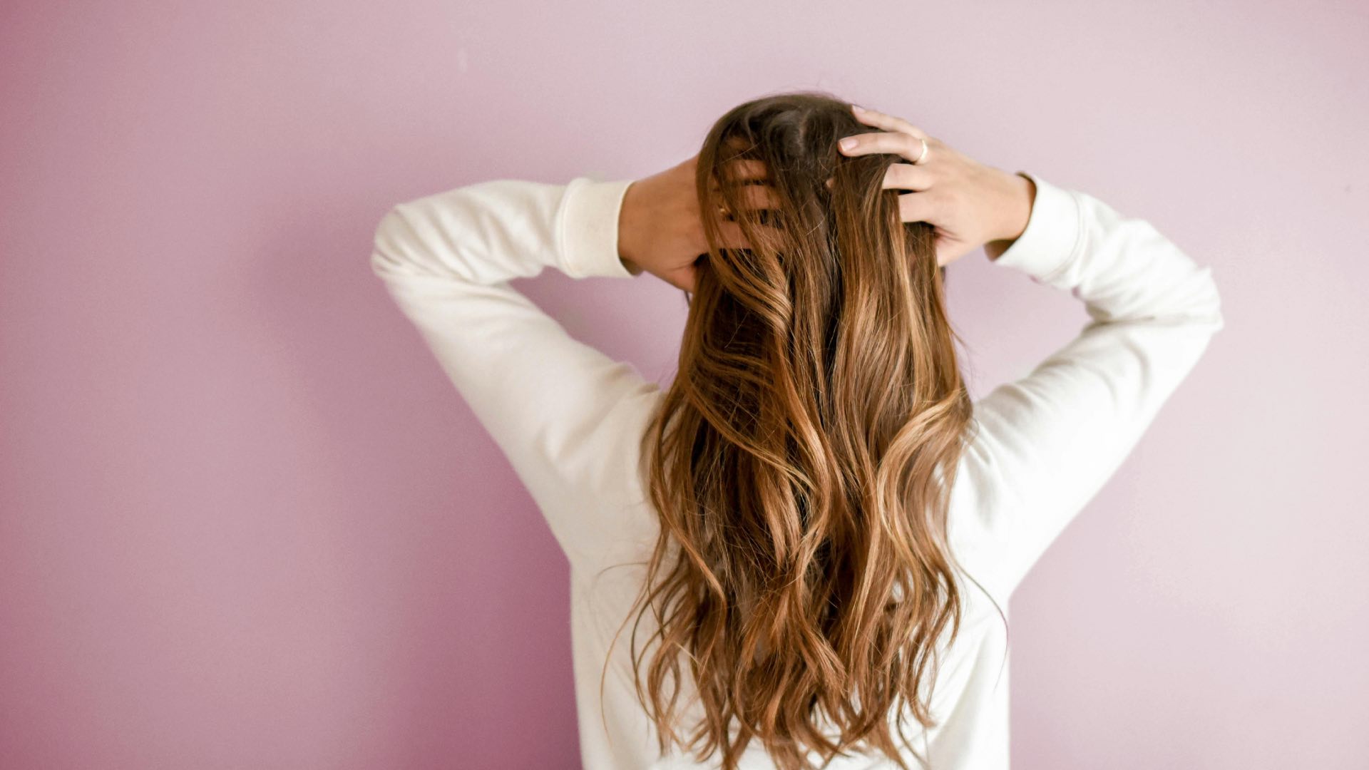 The foolproof trick to say goodbye to greasy hair this summer
