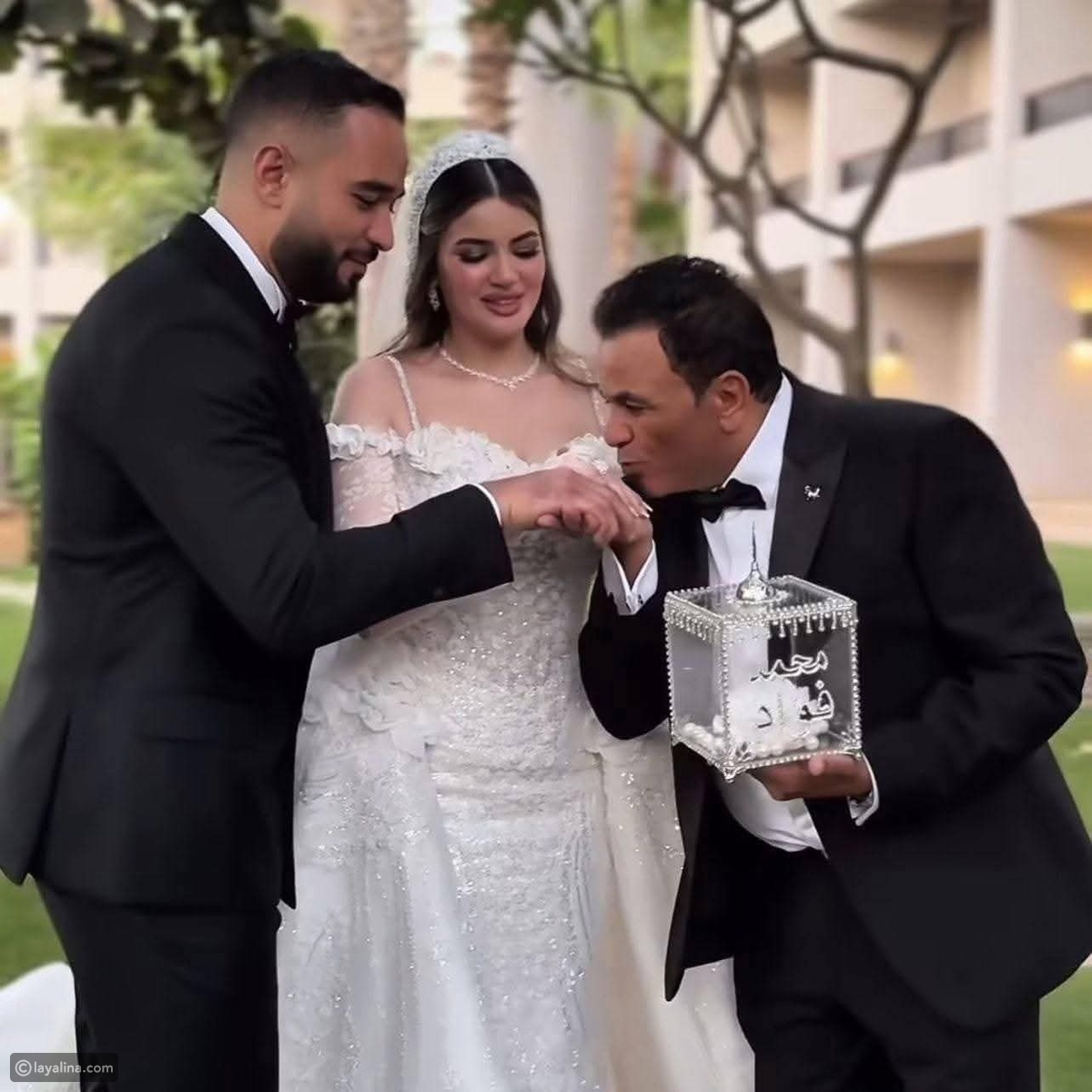 Mohammad Fuad mencium tangan pengantin pria putrinya dalam sebuah ...