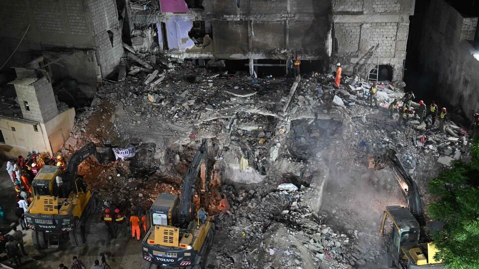 Pakistan: 19 people die in Karachi building collapse, Commissioner ...
