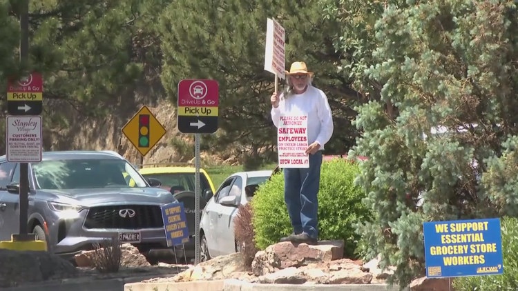 Safeway, striking workers announce tentative contract agreement