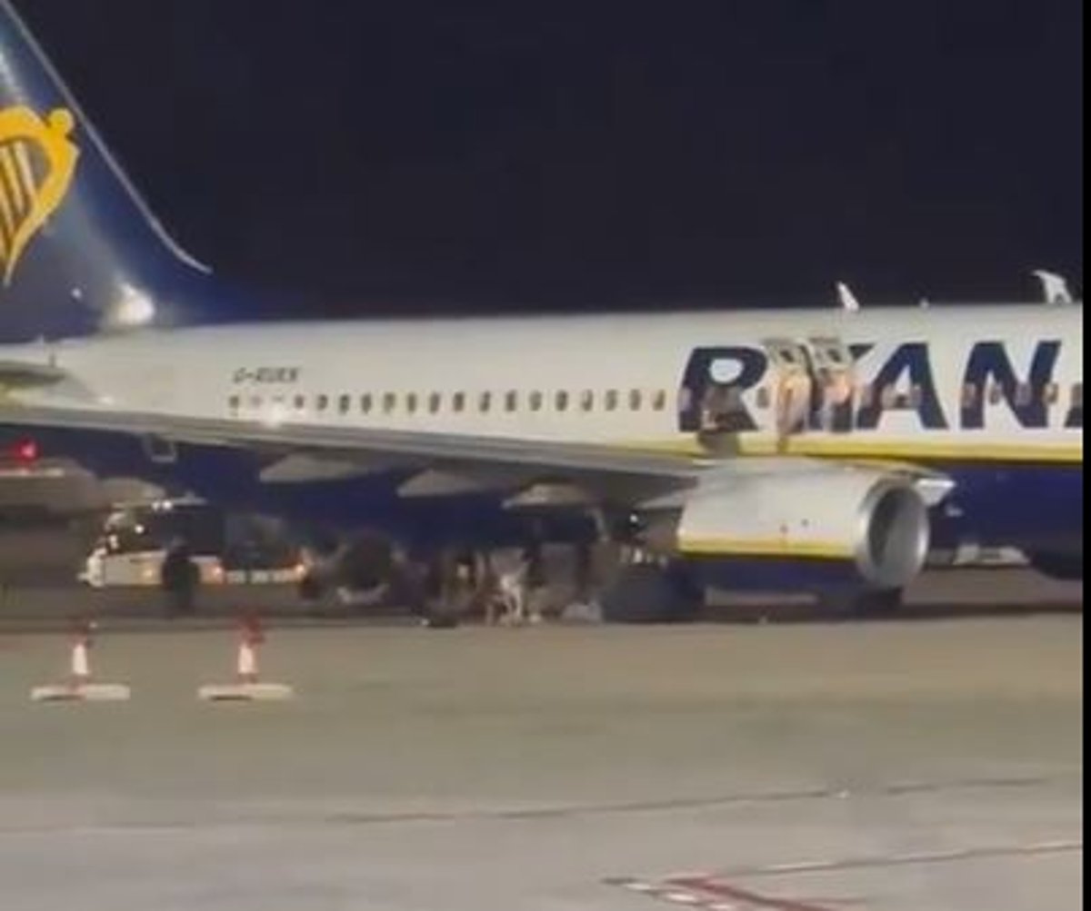 At least 18 injured as UK-bound Ryanair passengers leap onto wing after ...
