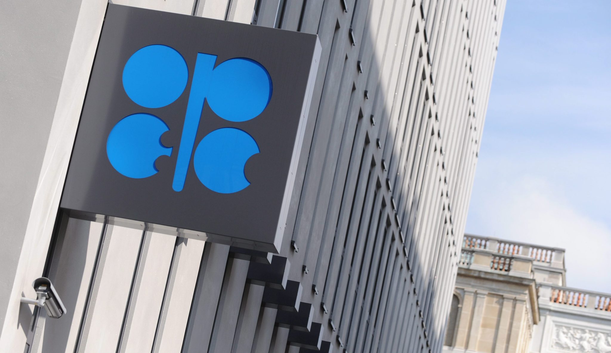 La OPEP+ decide aumentar su bombeo en 548.000 barriles diarios de crudo