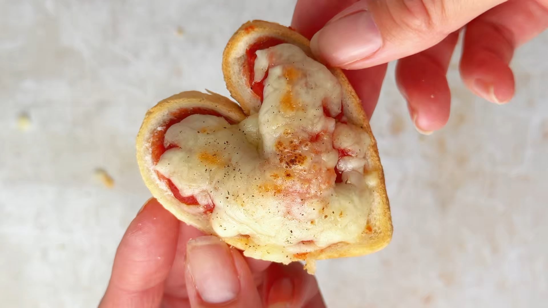 Mini pizze w kształcie serca, łatwa pizza na chlebie