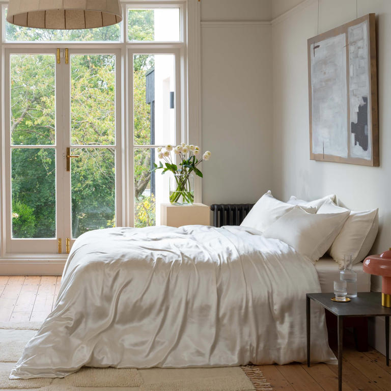 I asked bedding experts what the best sheet material for a good night's ...