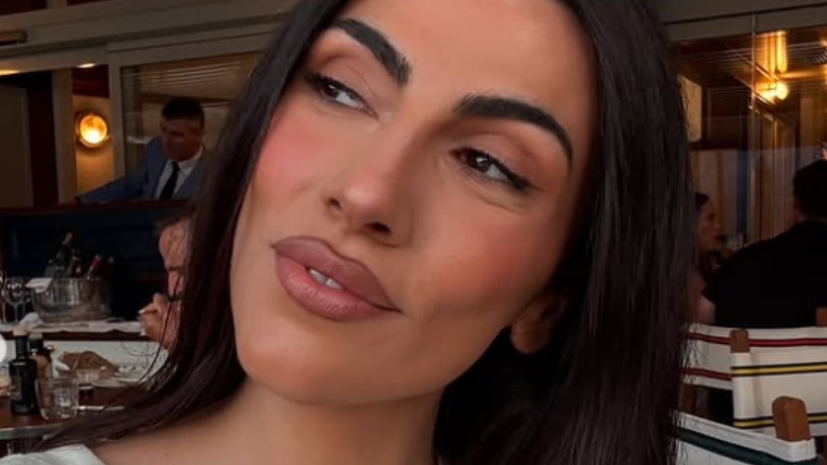 Giulia Salemi incanta tutti con il mini dress bianco must have per l’estate: compralo subito!