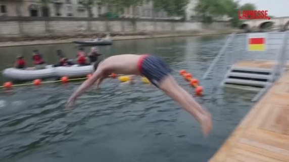 A Parigi la Senna torna balneabile dopo 100 anni: le immagini dei primi ...