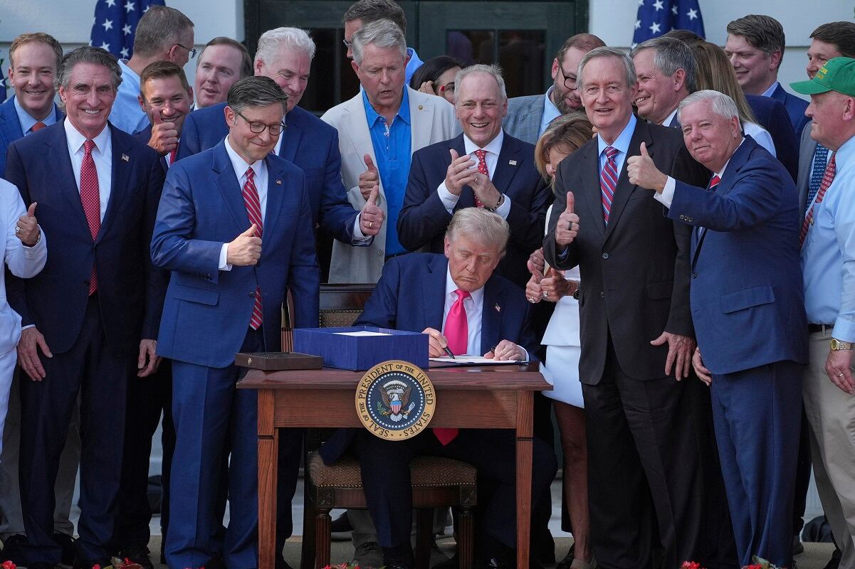 Trump firma su ley fiscal en el Día de la Independencia de EU