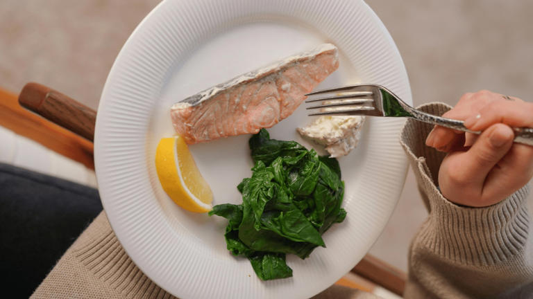 These are the best and worst foods to eat before bed