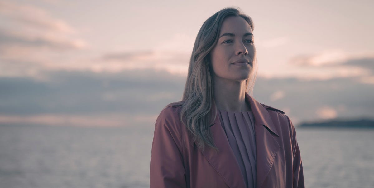 'The Handmaid's Tale': Yvonne Strahovski Explains Serena And June's ...