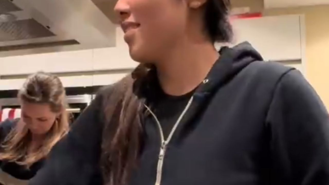 Girl pranks host mom by asking her for €500 for shopping *You CAN'T ...