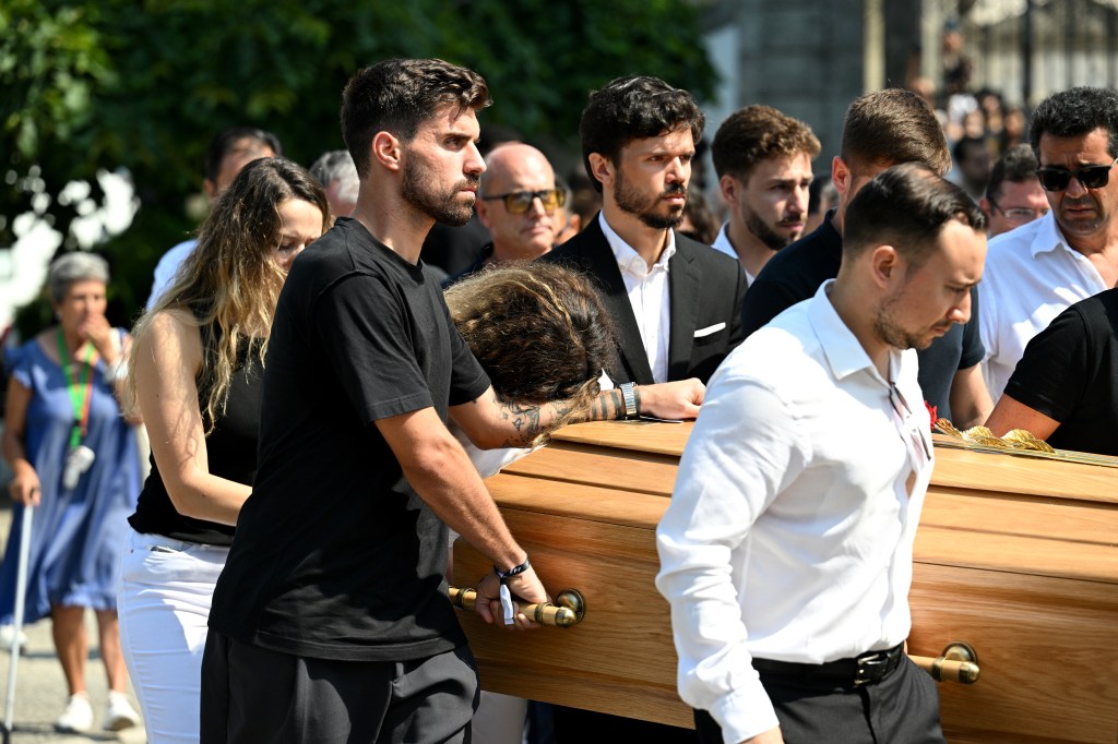 Diogo Jota’s heartbroken wife Rute Cardoso breaks down while helping ...