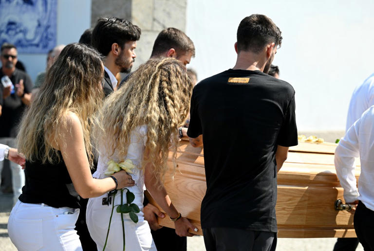 Diogo Jota’s heartbroken wife Rute Cardoso breaks down while helping ...