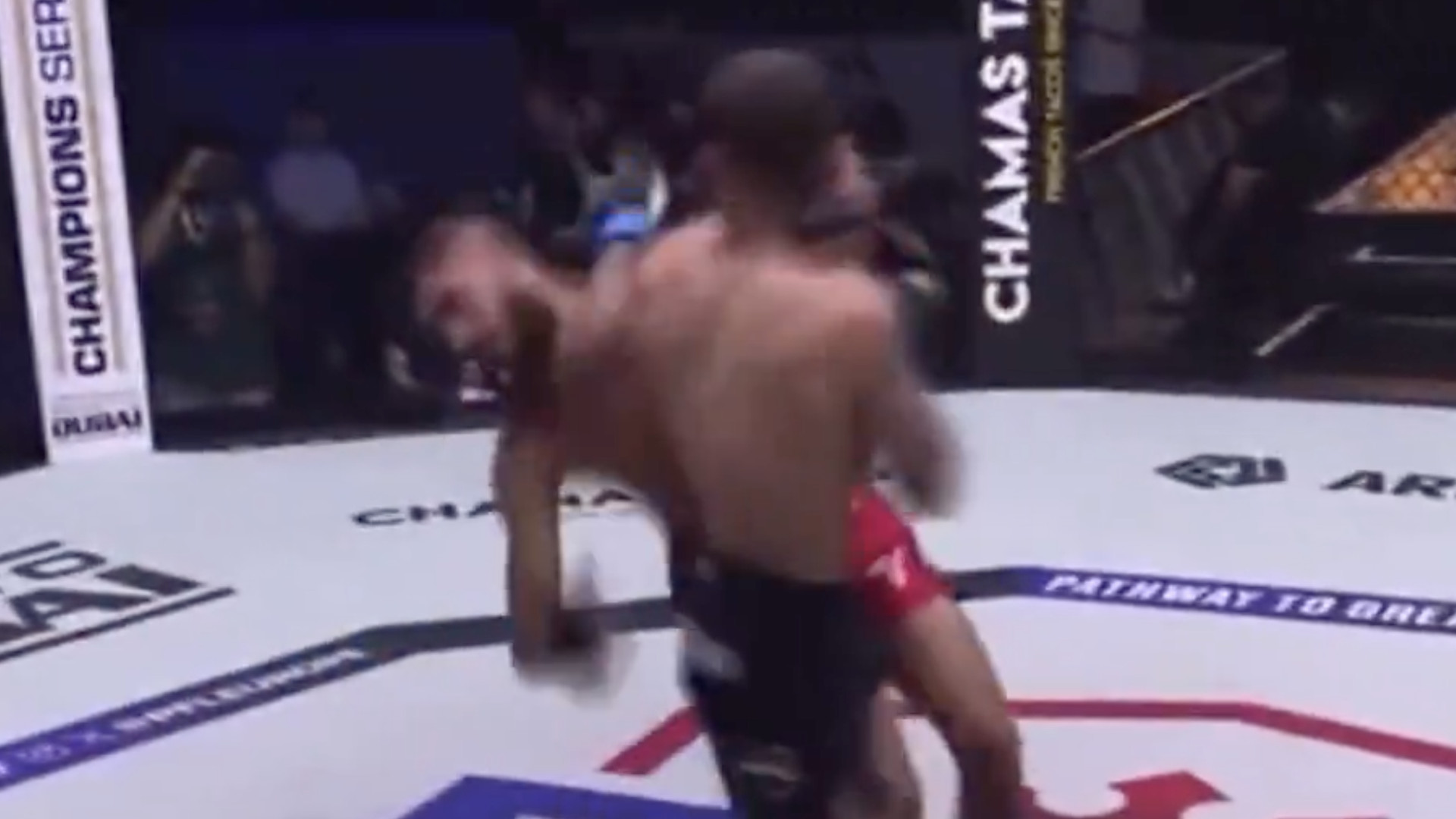 Gustavo Oliveira delivers stunning spinning back elbow for potential ...