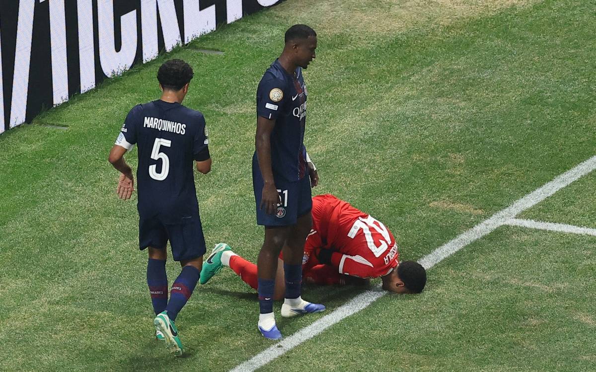 Jogador do Bayern Munique sofre lesão grave na perna durante jogo com PSG