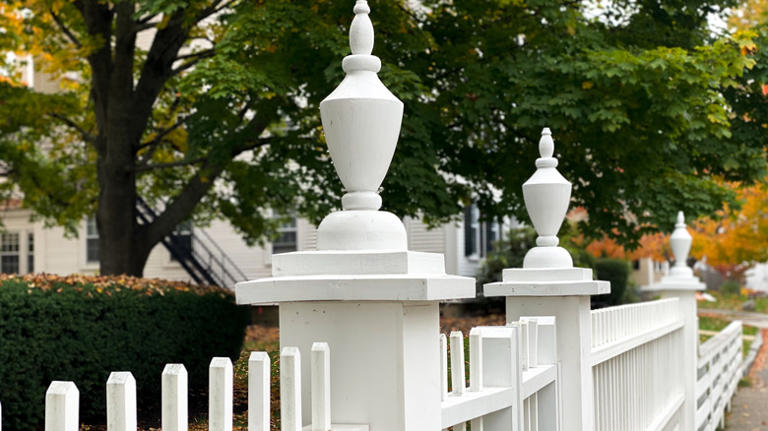 Give Your Fence An Upgrade With A Simple Cinderblock DIY That Looks ...