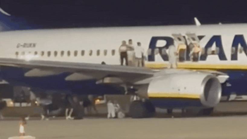 Panic at Spain Airport: Ryanair passengers leap from wing after fire ...