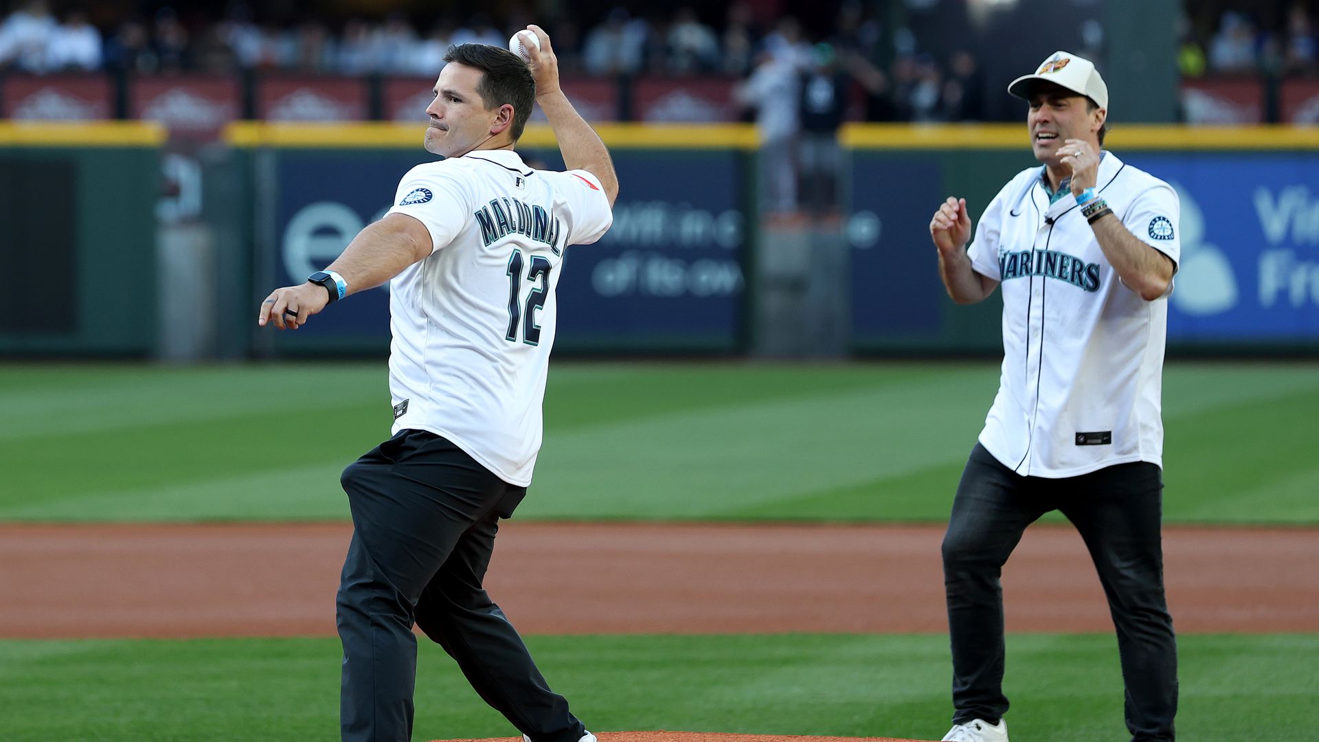 Seahawks reporter Gregg Bell explains how Mike Macdonald has already ...