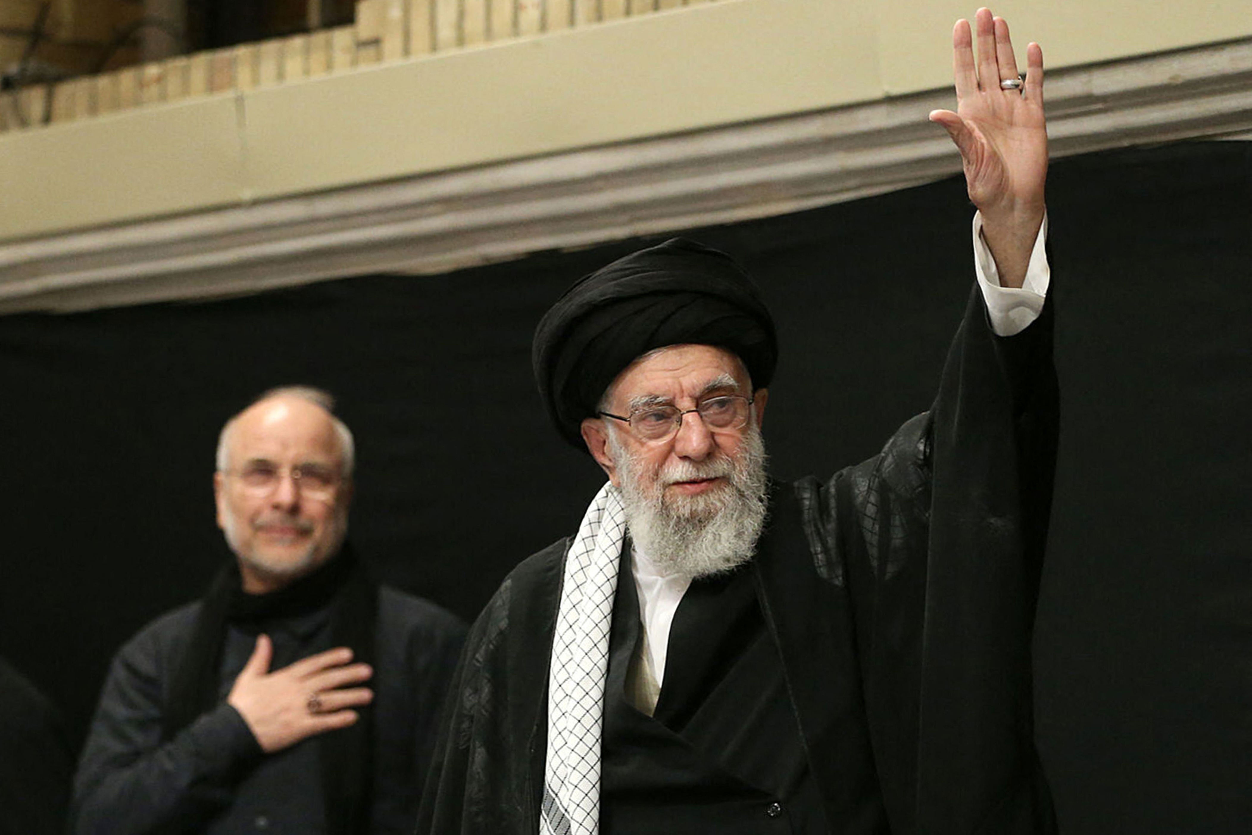 Le Guide suprême iranien, Ali Khamenei, fait sa première apparition ...