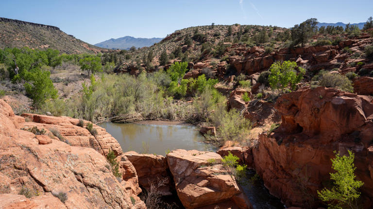 Utah's Glimmering Lake Surrounded By Sandstone Cliffs Is A Breathtaking ...