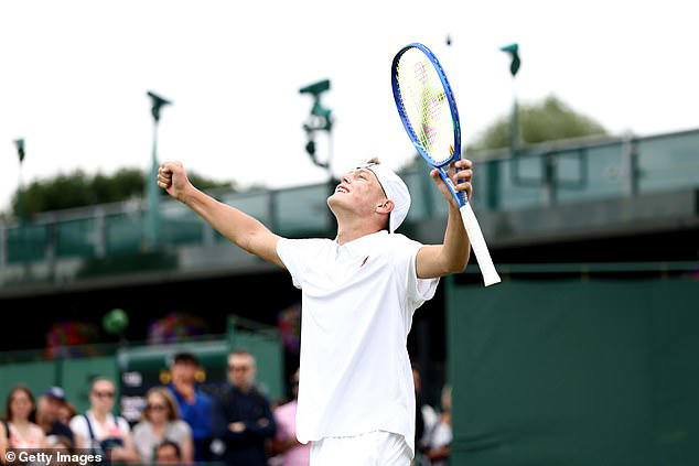 Cruz Hewitt follows in footsteps of his famous dad Lleyton as he ...