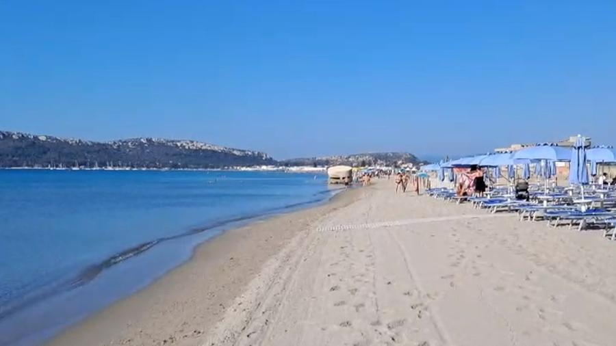 Divieto di balneazione: il Poetto rimane deserto di domenica a luglio
