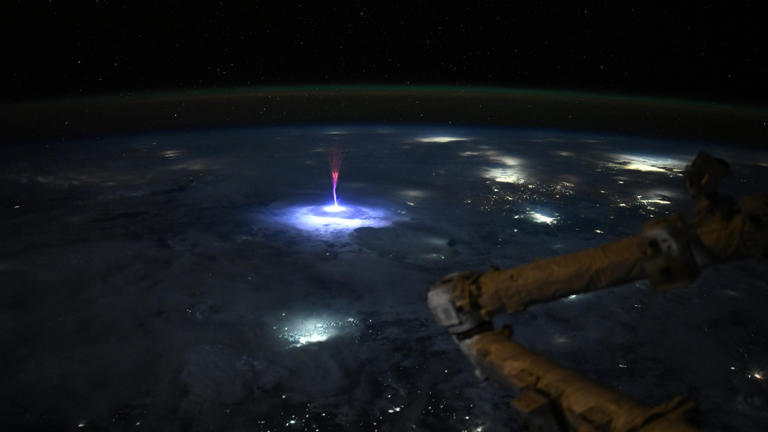 ISS astronaut captures a rare phenomenon from orbit — a giant 'sprite ... ISS astronaut captures a rare phenomenon from orbit — a giant 'sprite ...